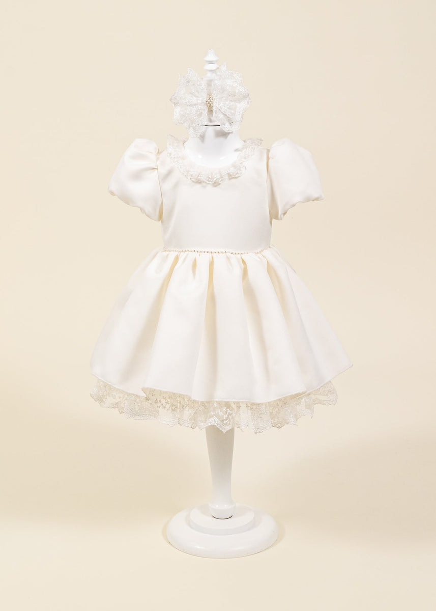 Rochita Ivy Satin Crem Cu Volanas La Gat Si Perle In Talie AnneBebe
